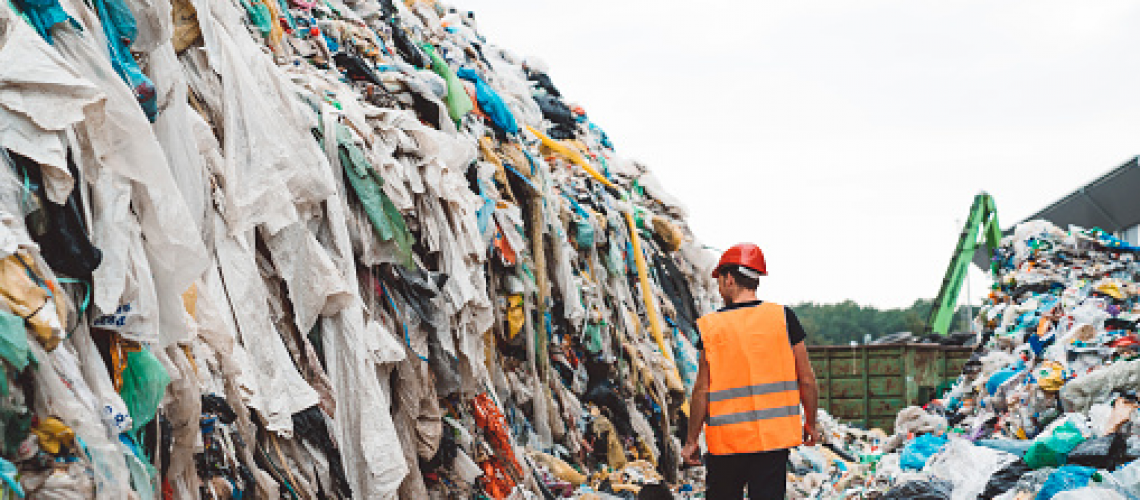 Lixo têxtil: sem reciclagem ou reaproveitamento, restos de roupas ...